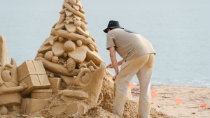 The Making of Festive Sand Art - Bluey Official Website